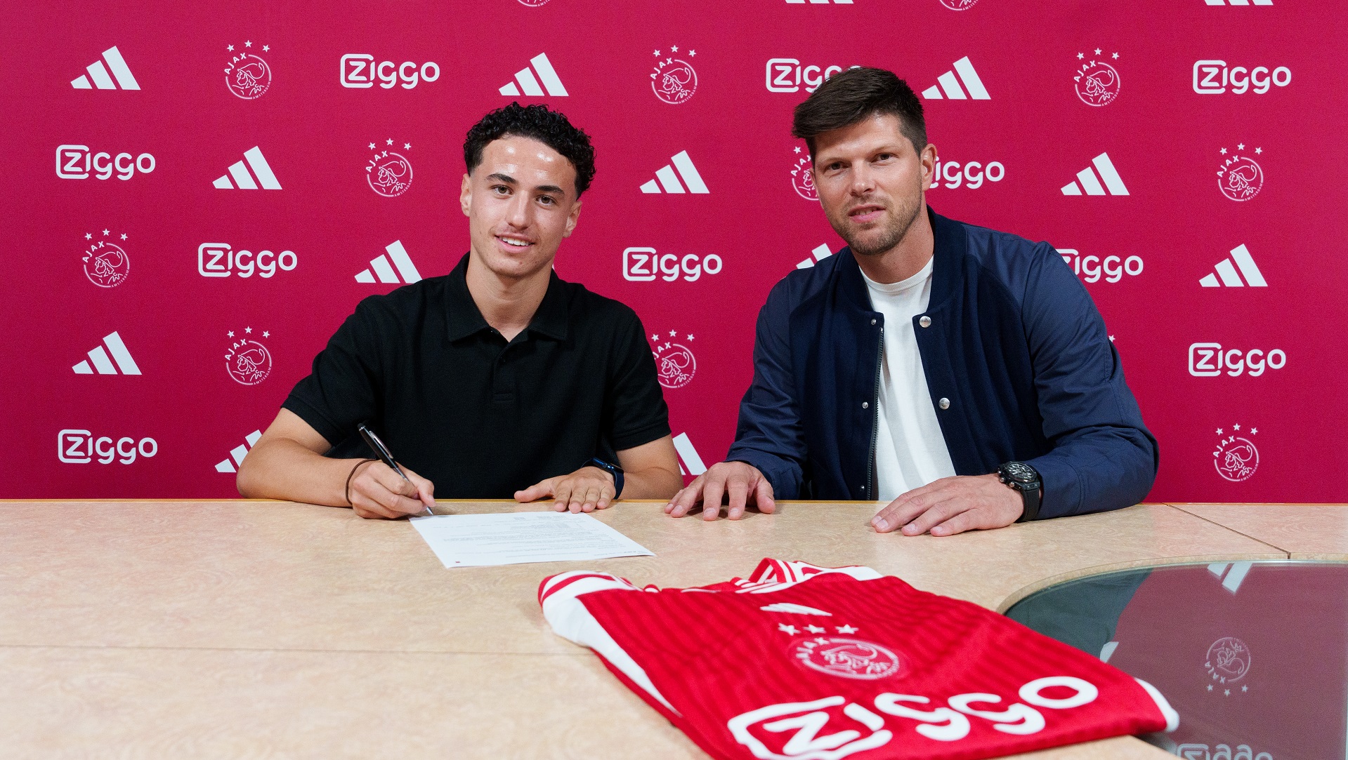 Ajax contracteert drie Jong Ajax-spelers: 'Voel me erg dankbaar'