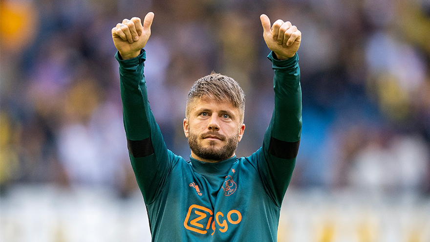 Ajax eert Lasse Schöne rond thuisduel met NEC